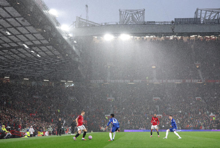 Man United v Chelsea live: United cling on for vital win after crazy ...