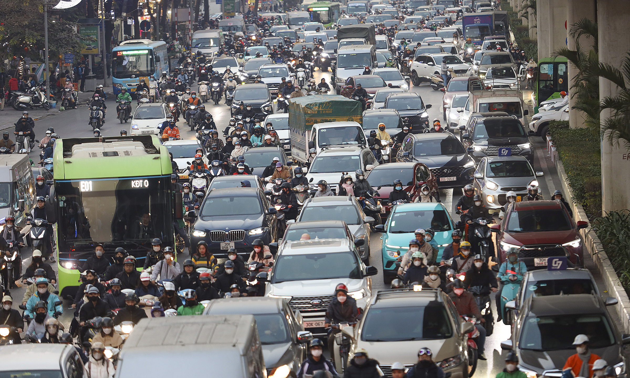 Vietnam's narrower car lanes initiative weighs safety trade-offs ...