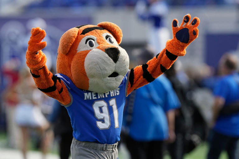 Memphis wins thriller over Arkansas 32-31