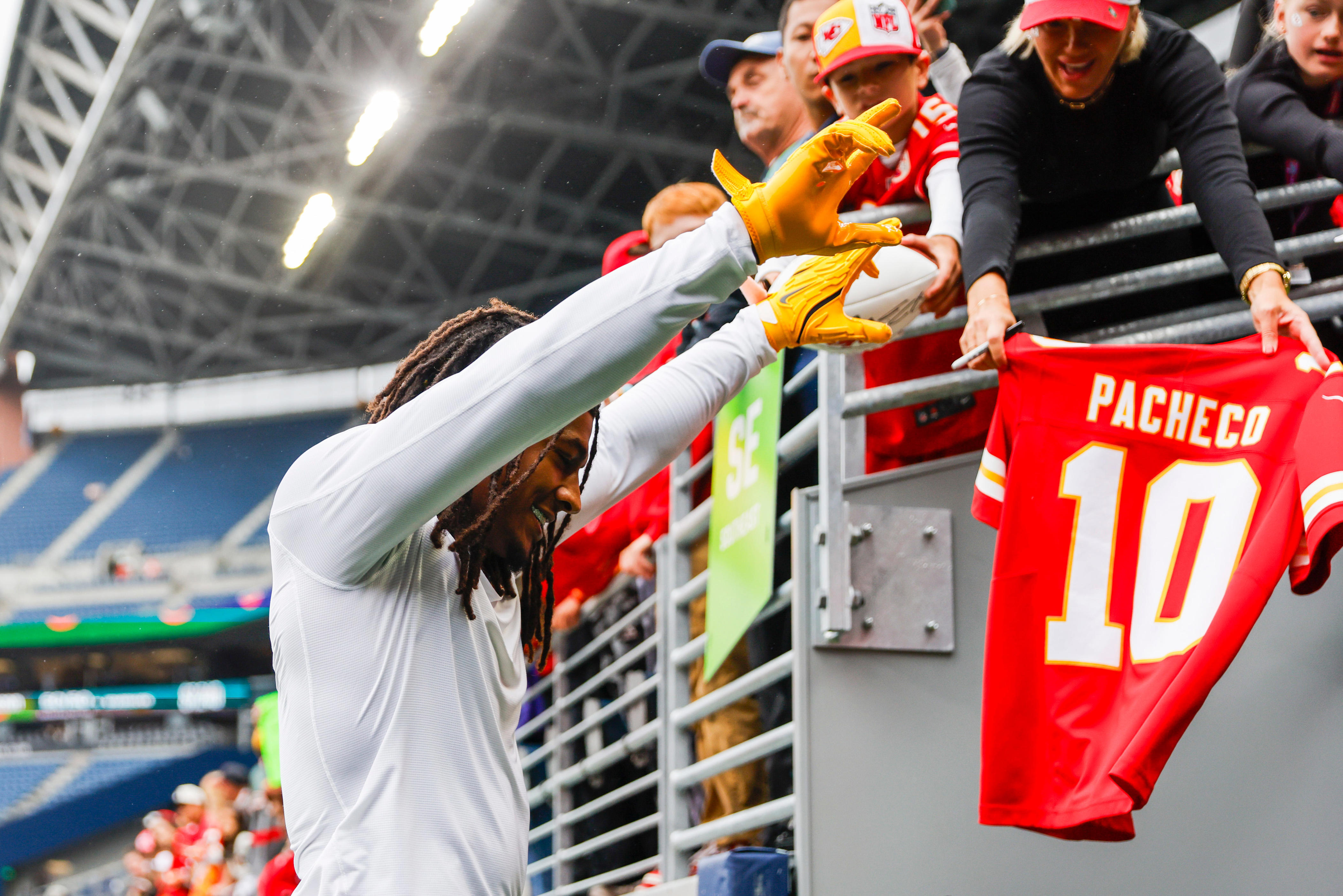 Kansas City Chiefs RB Isiah Pacheco appears in the NFL's "Por La ...