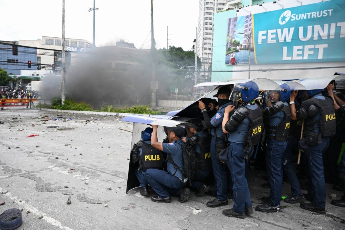 Protesters hurl molotov bombs at police in Ayala Bridge standoff