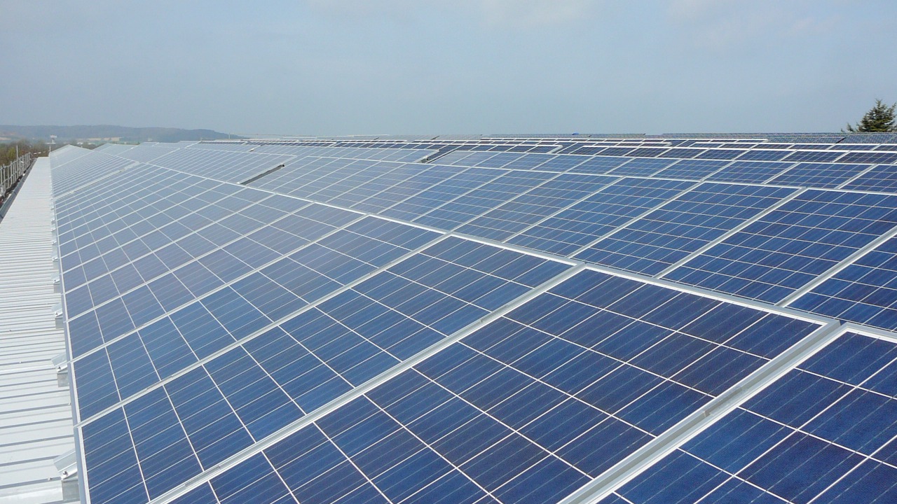 New Material Makes Solar Panels 40% Cheaper