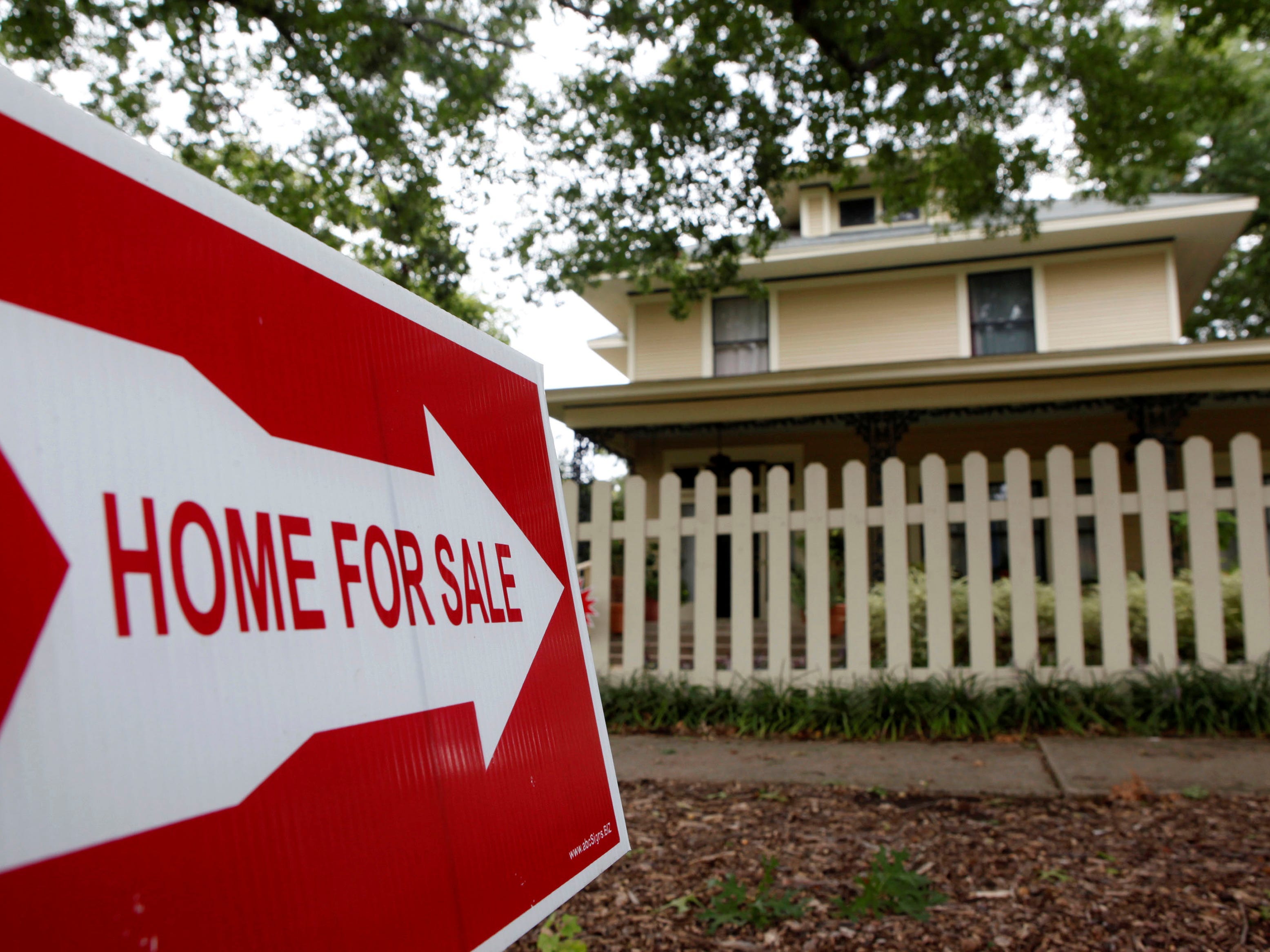 3 market experts tell us why they're skeptical about retail traders' favorite meme stock