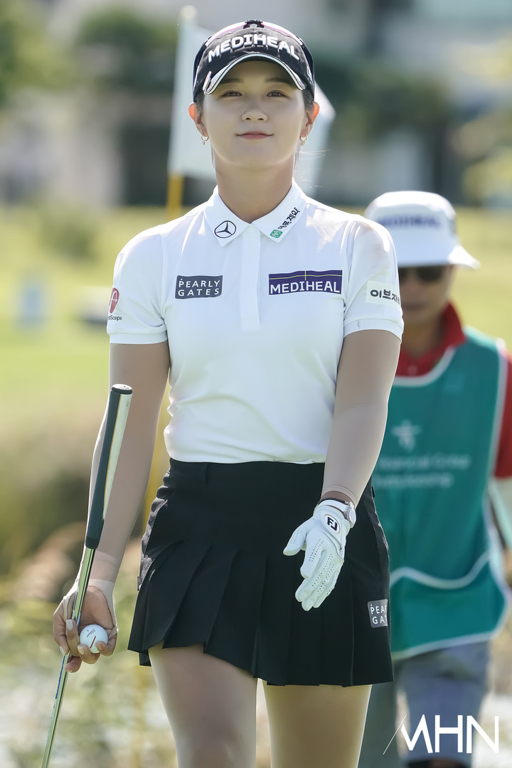 [mhn포토] 박현경, 신나는 미소로 출발