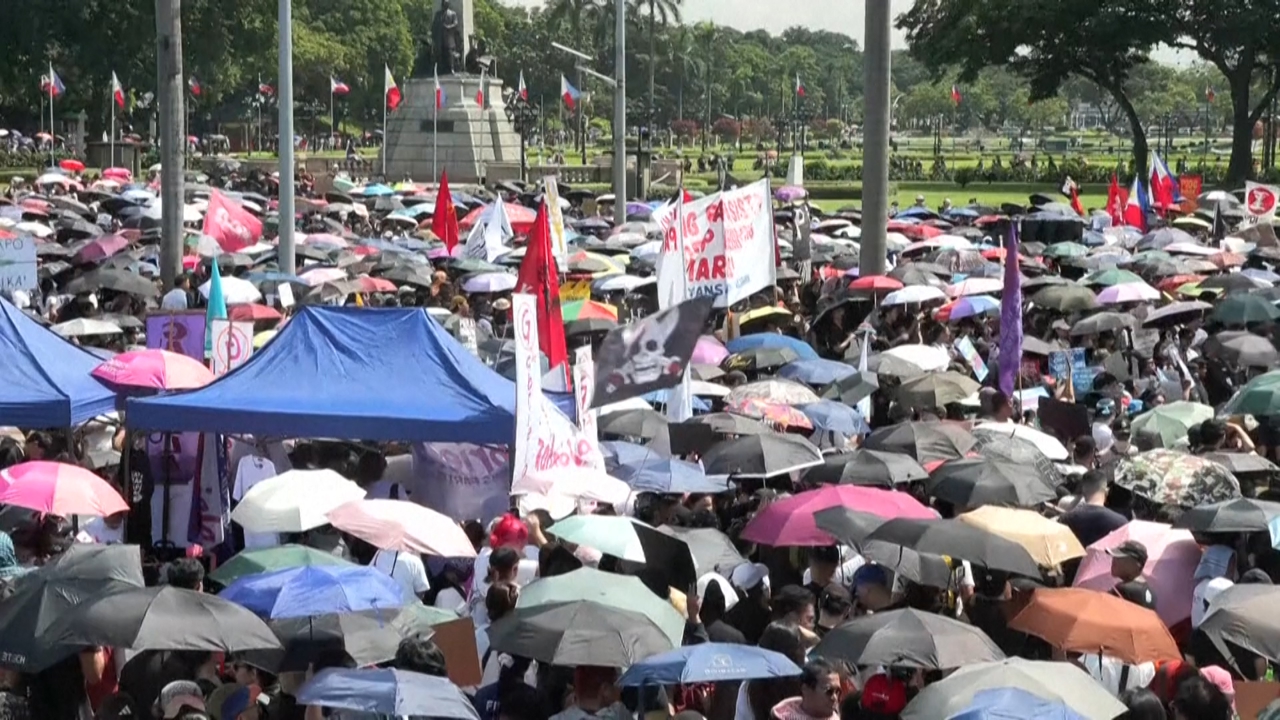 Thousands Rally in Manila against Government Corruption