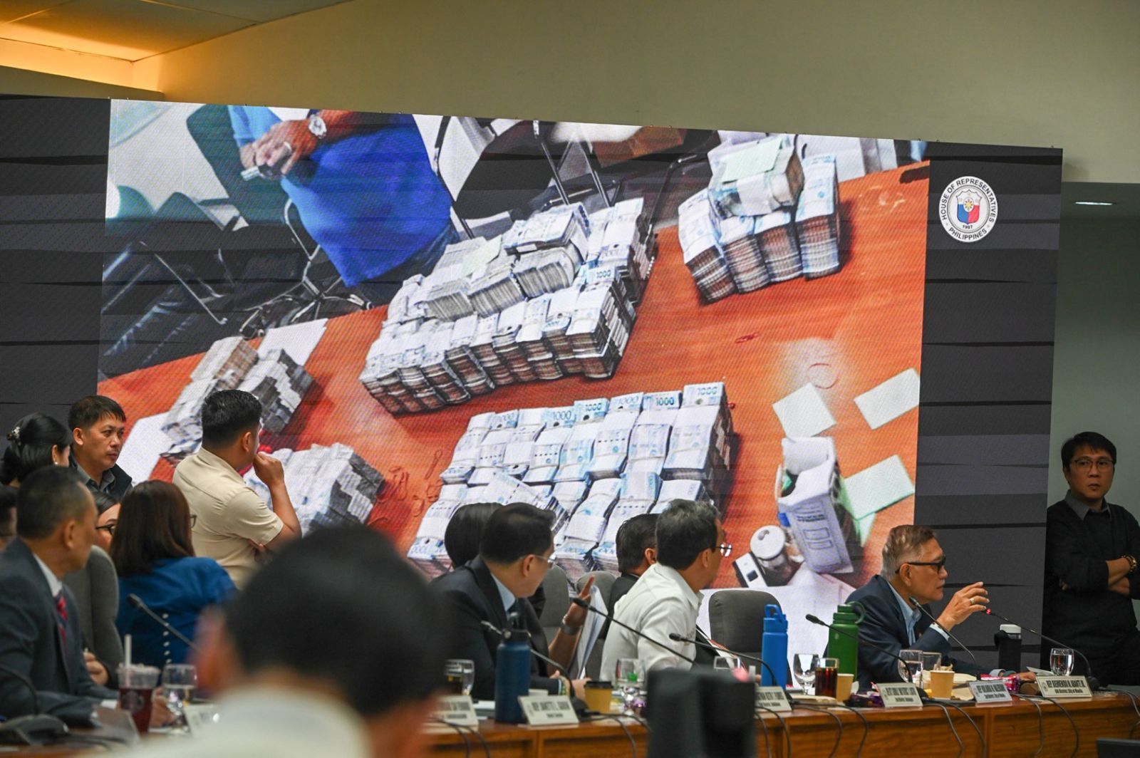 Ex-DPWH engineer shows photos of money intended for 'proponents'