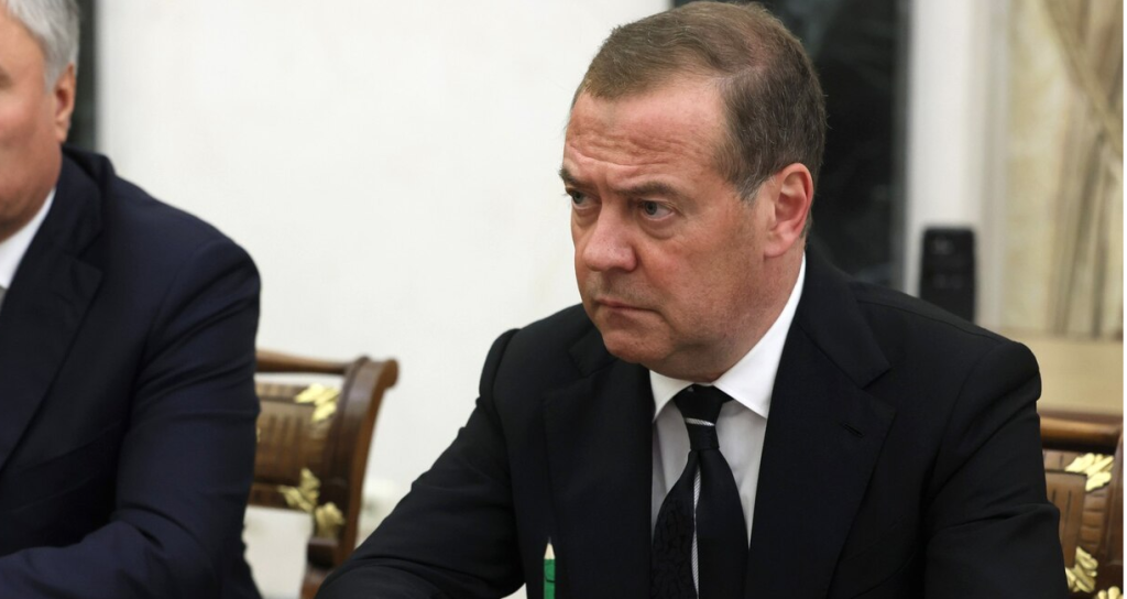Medvedev trappar upp retoriken – varnar Nato för krig