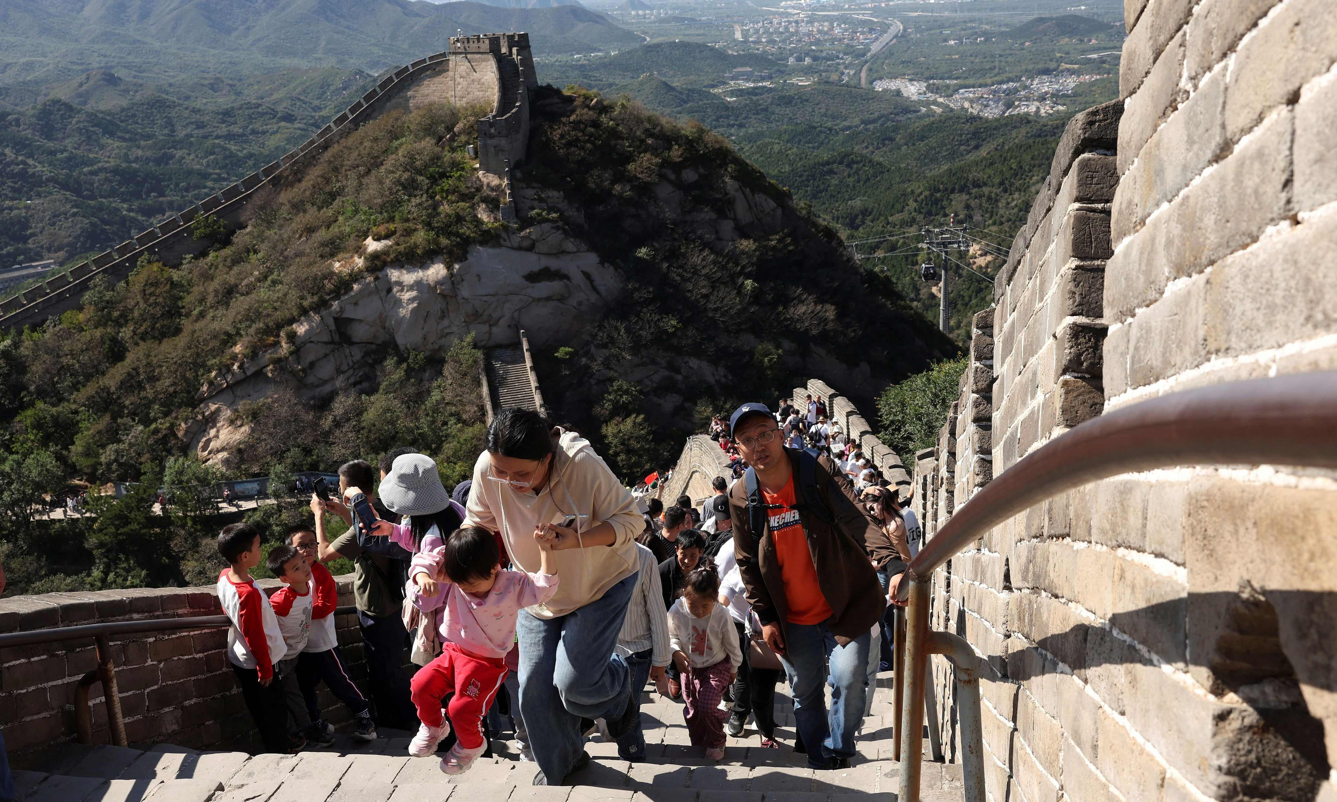Chinese tourist sites impose photo time limits, sparking debate