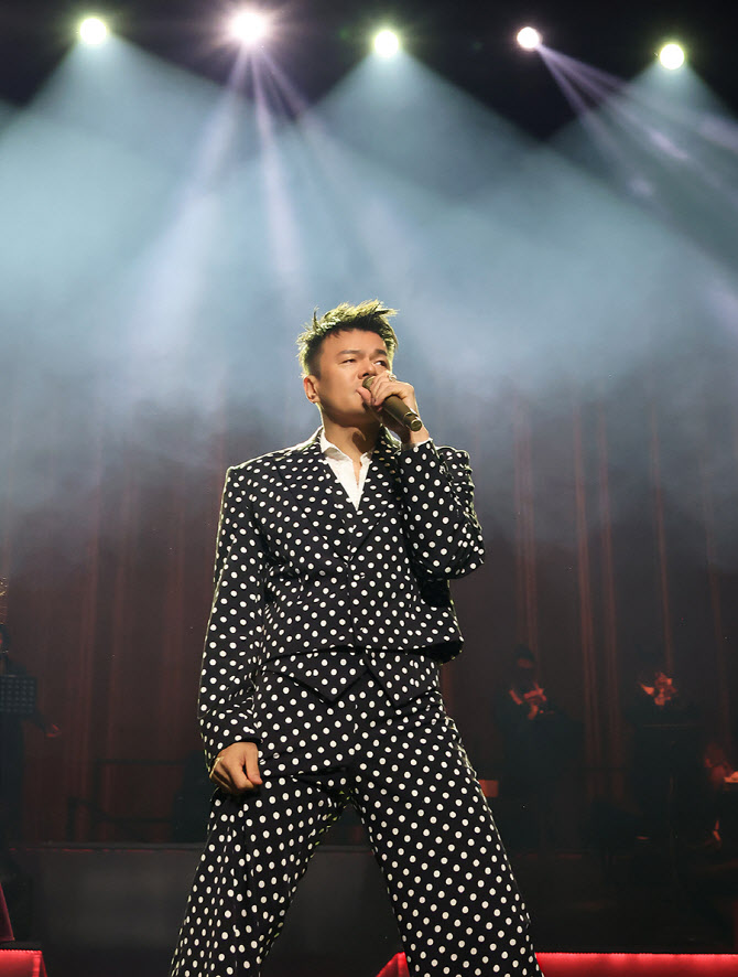 가수 박진영, '장관급' 공동위원장 지명에 JYP 5%↑