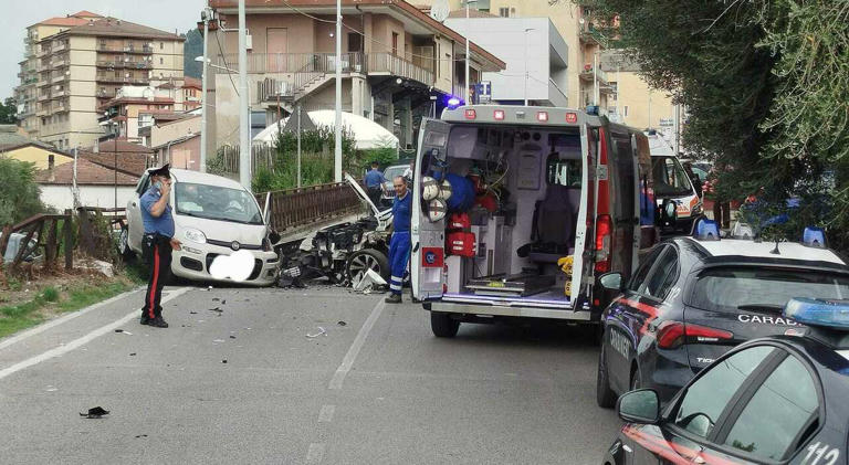 Incidente a Sala Consilina, scontro frontale: due persone ferite