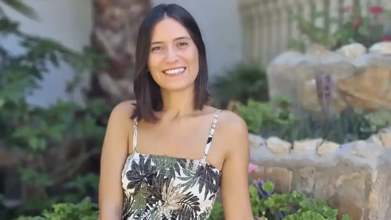 Elena Ruiz, asesora de feng shui y emprendedora: "Si tienes una estantería así encima de tu cama ...