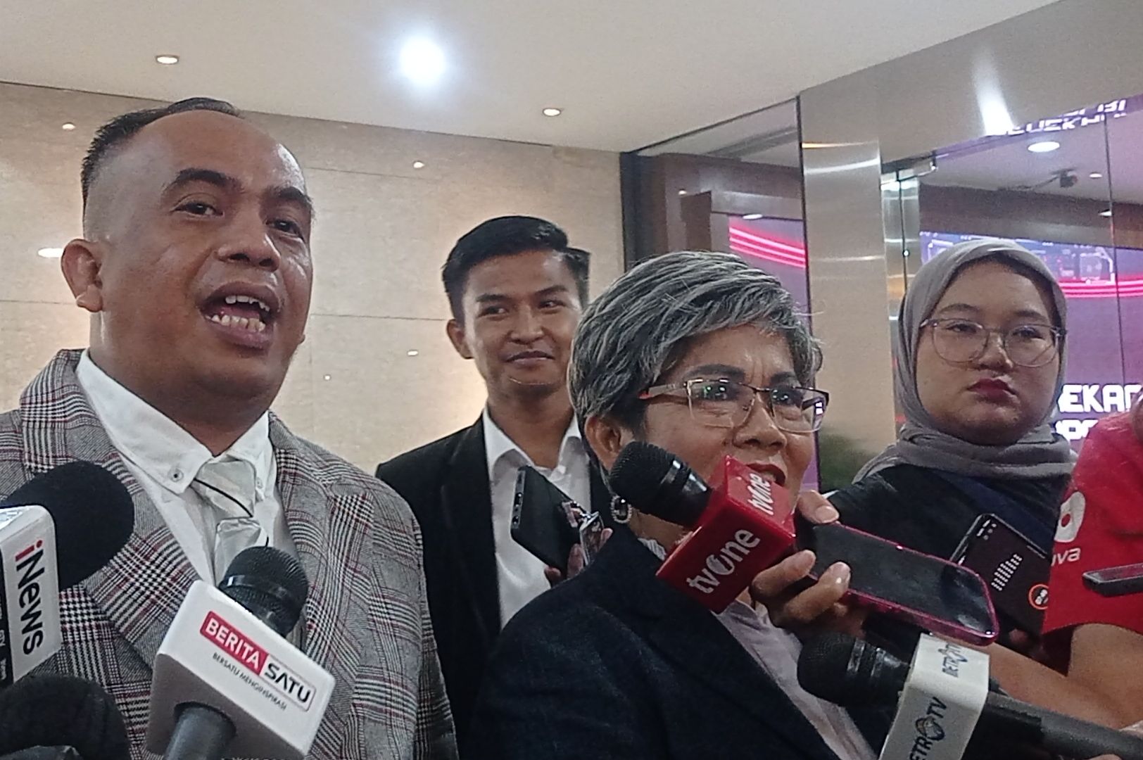 Pihak Lisa Mariana Minta Bantuan Hotman Paris untuk Mediasi dengan ...