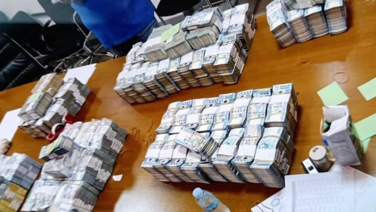 Bundles of cash presented in House hearing on flood control anomalies