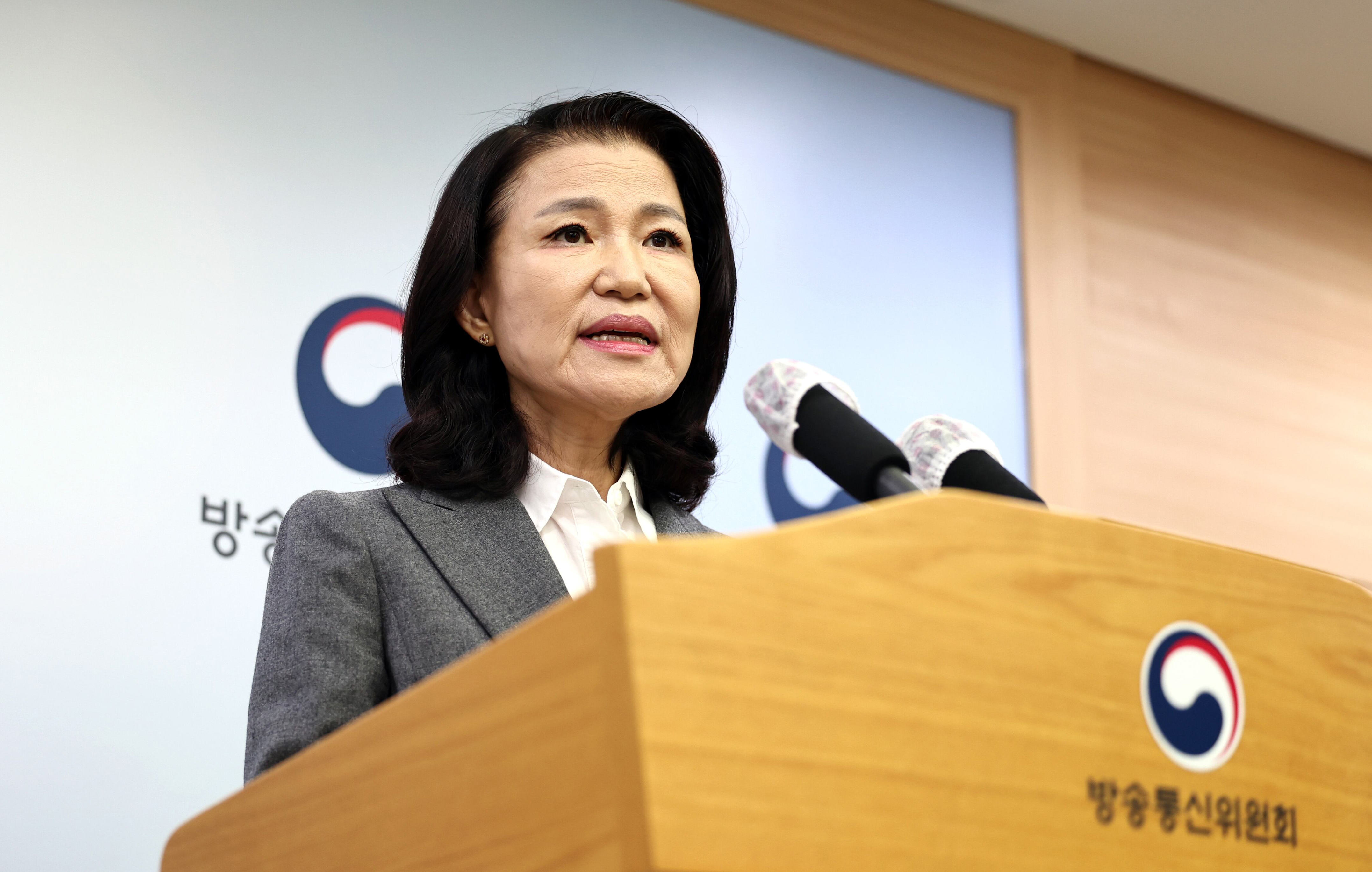 KCC chairperson Lee resists abolition bill, refuses resignation