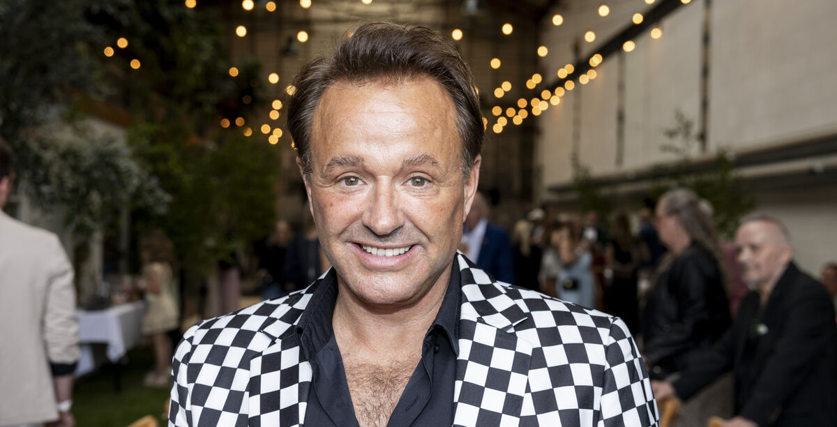 Stort smil hos Dennis Knudsen: Kun ét skridt fra målet