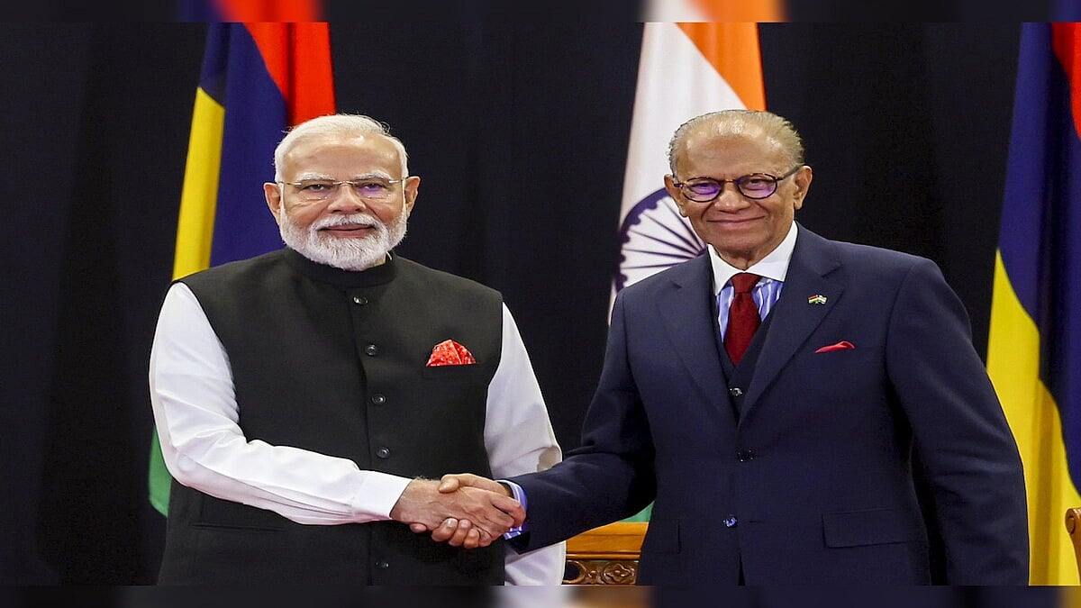 PM Modi meets Mauritius counterpart