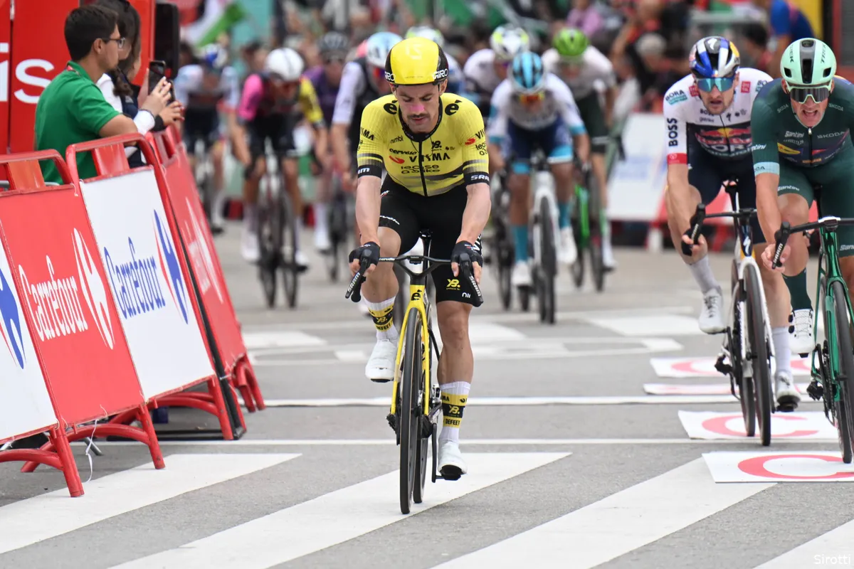 Grote domper voor Vingegaard en Visma | LaB, ook Movistar ziet renner afstappen als gevolg van ...