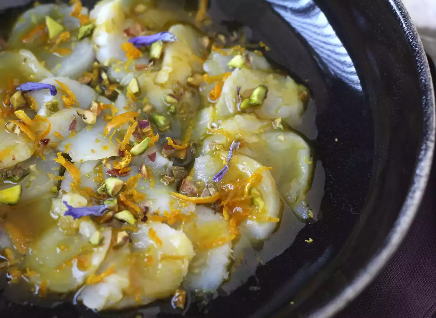 Carpaccio di capesante con vinaigrette agrumata e pistacchi: antipasto ...