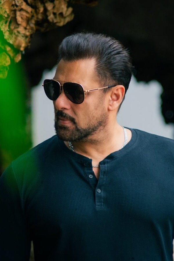 Salman Khan Starts ‘Battle Of Galwan’ With Apoorva Lakhia; Shares First ...