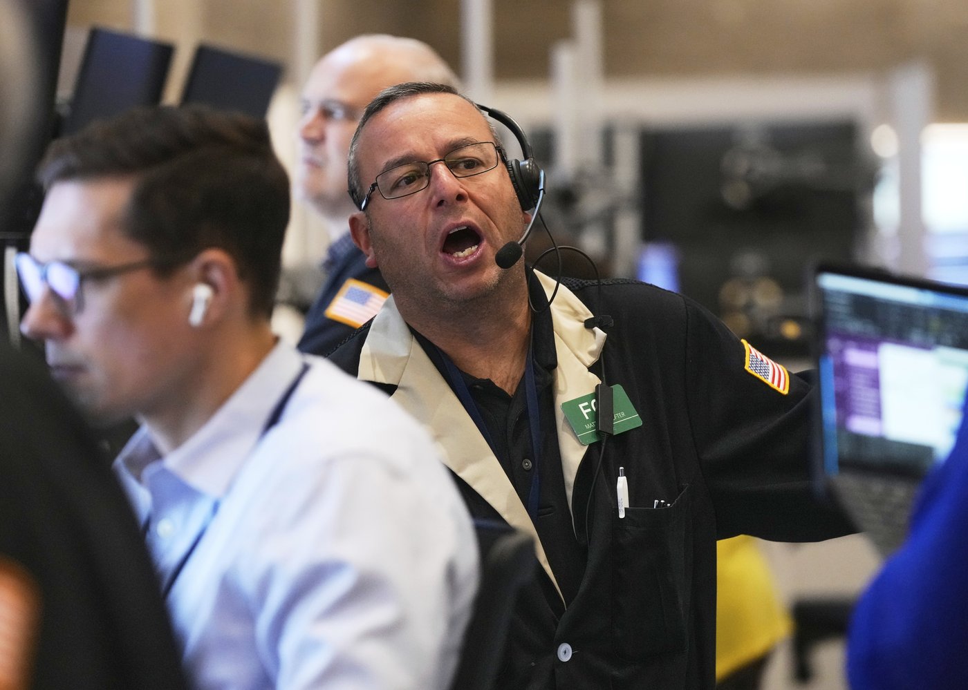 Wall Street inches higher ahead of revisions to US jobs numbers