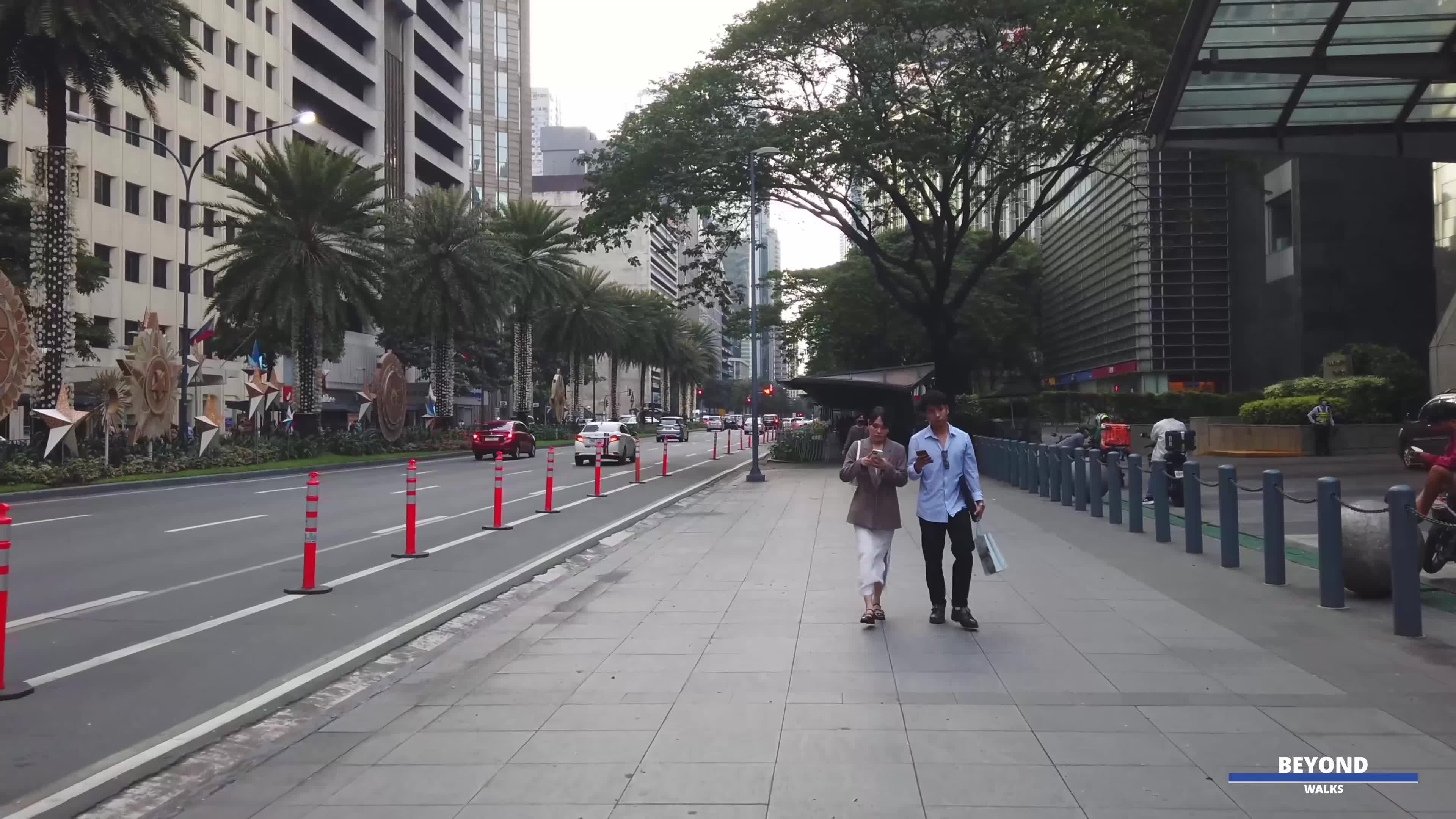 Filipíny – Odpolední atmosféra na Ayala Avenue, Makati City (4K)
