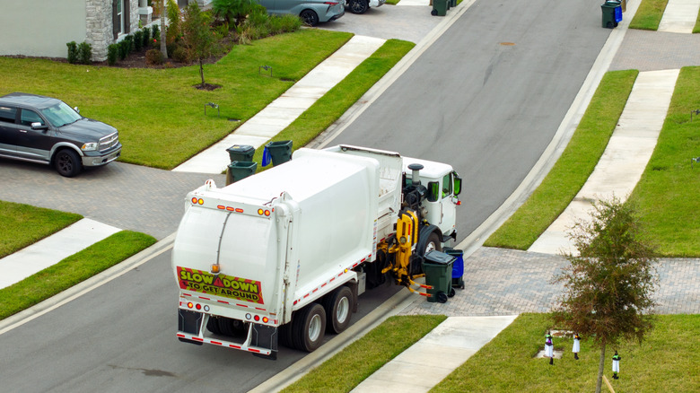 How Garbage Trucks Work: How Do They Know When They Are Full?