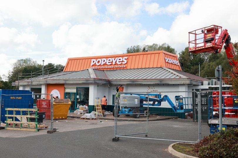 Popeyes signs go up on new Festival Park restaurant