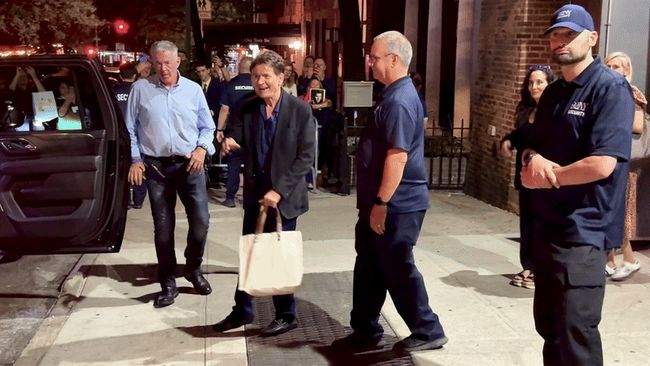 Charlie Sheen Greets Fans After 'Book of Sheen' Interview with David ...