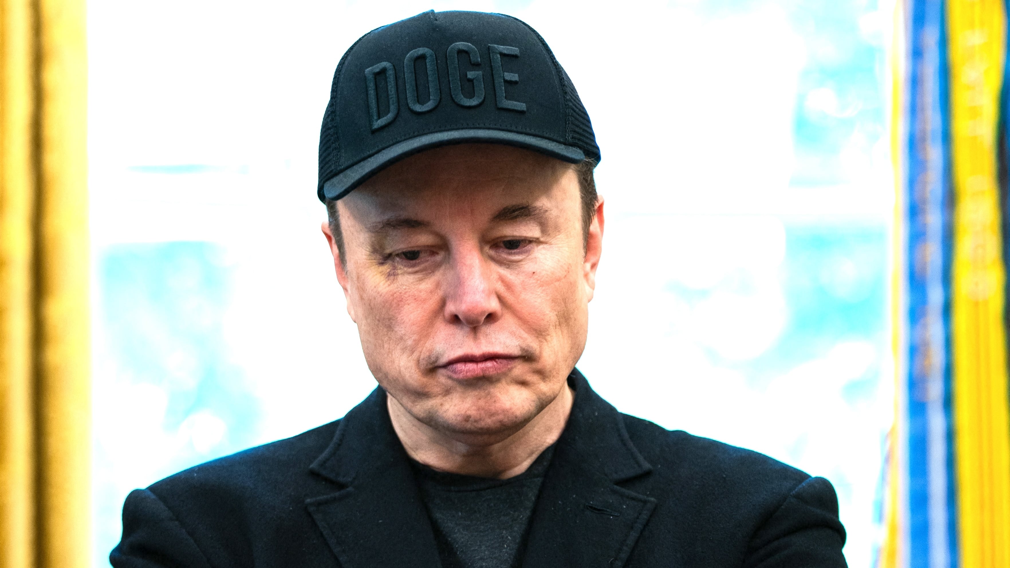 Elon Musk Reopens Black Eye Mystery With Cryptic Tweet Over White House ...