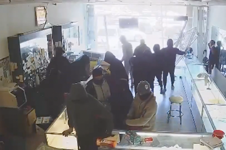 Moment 15 robbers storm California jewelry store after smashing car ...