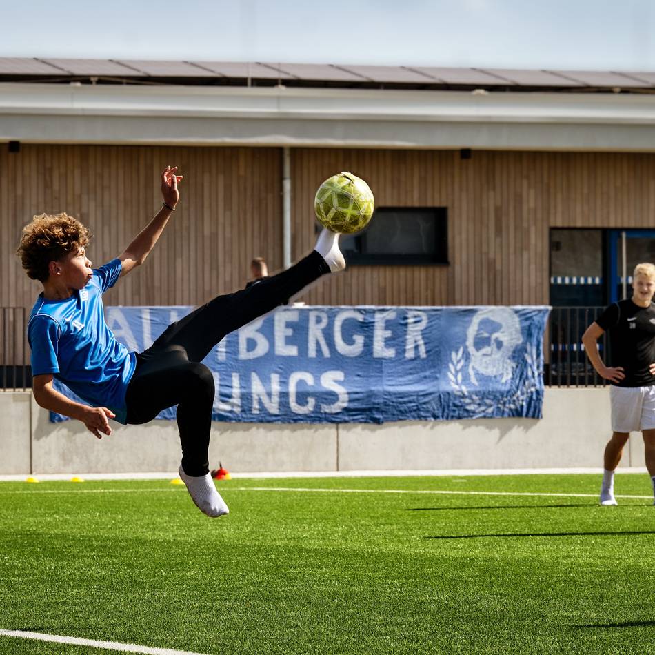 Neue Anlage an die Sportfreunde Baumberg übergeben