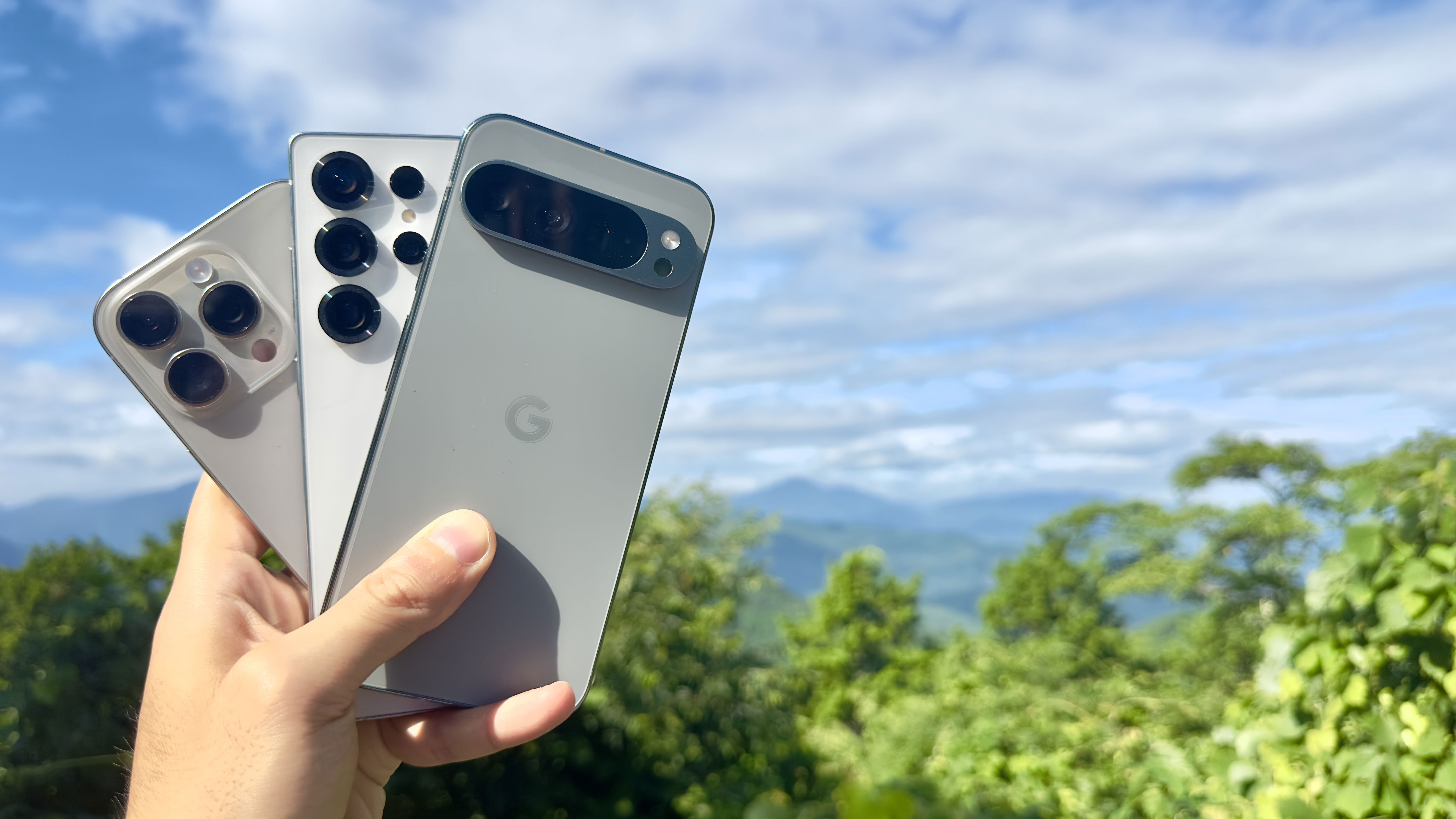 【iPhone vs Pixel vs Galaxy】結局、どのカメラが最強？ 夏の高尾山で撮り比べ