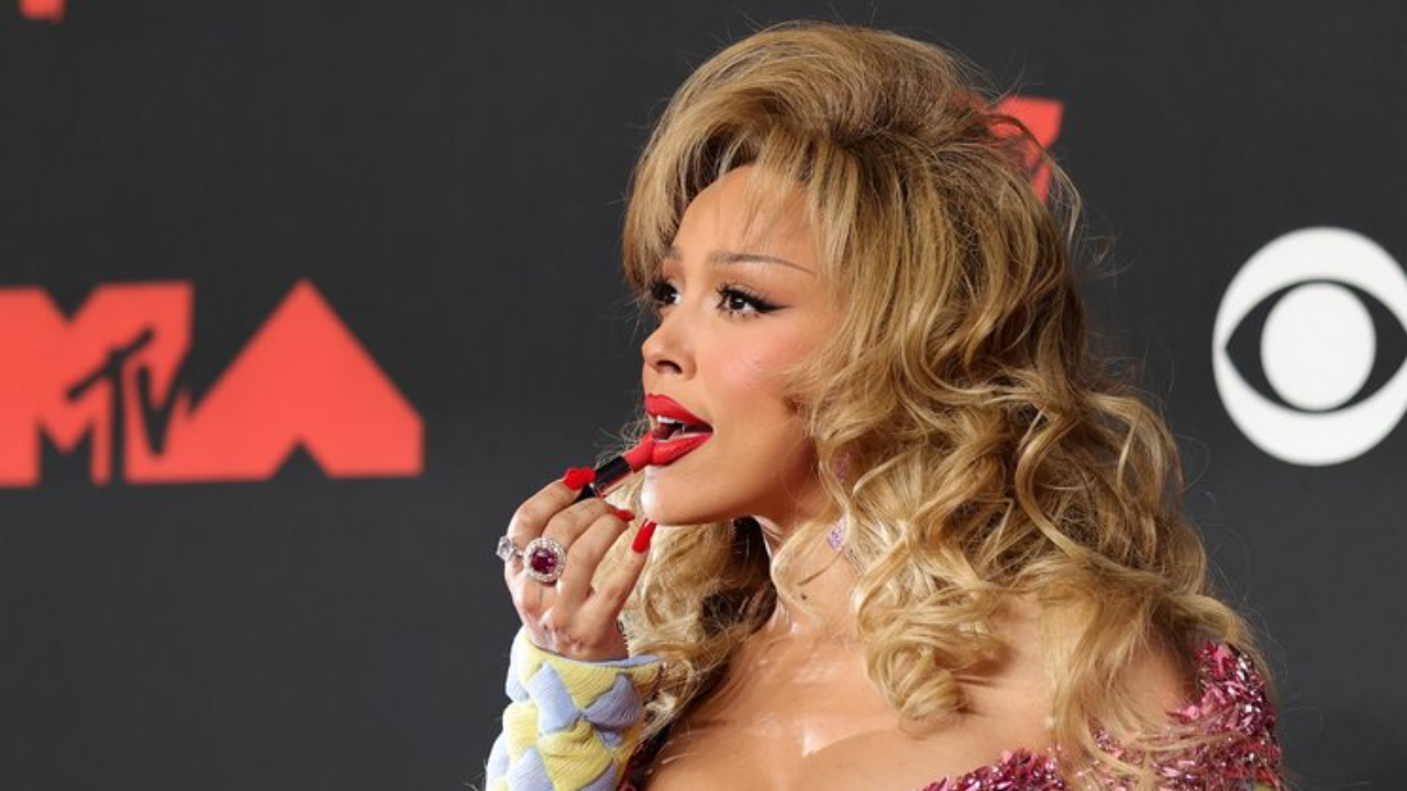 Why did Doja Cat ‘snack’ on her lipstick on the VMAs red carpet?
