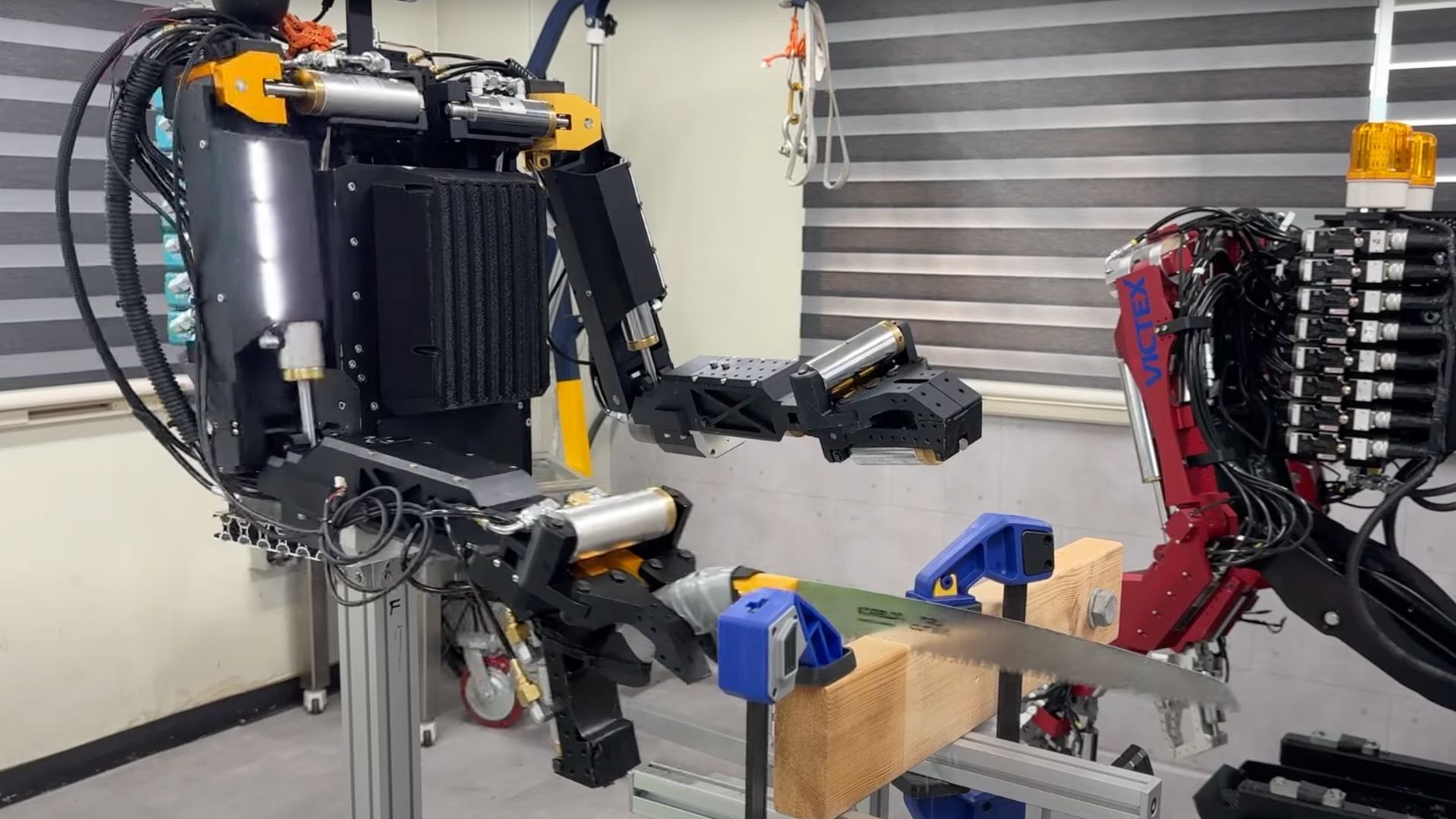Video: Disaster-response humanoid robot saws thick wooden beam within seconds
