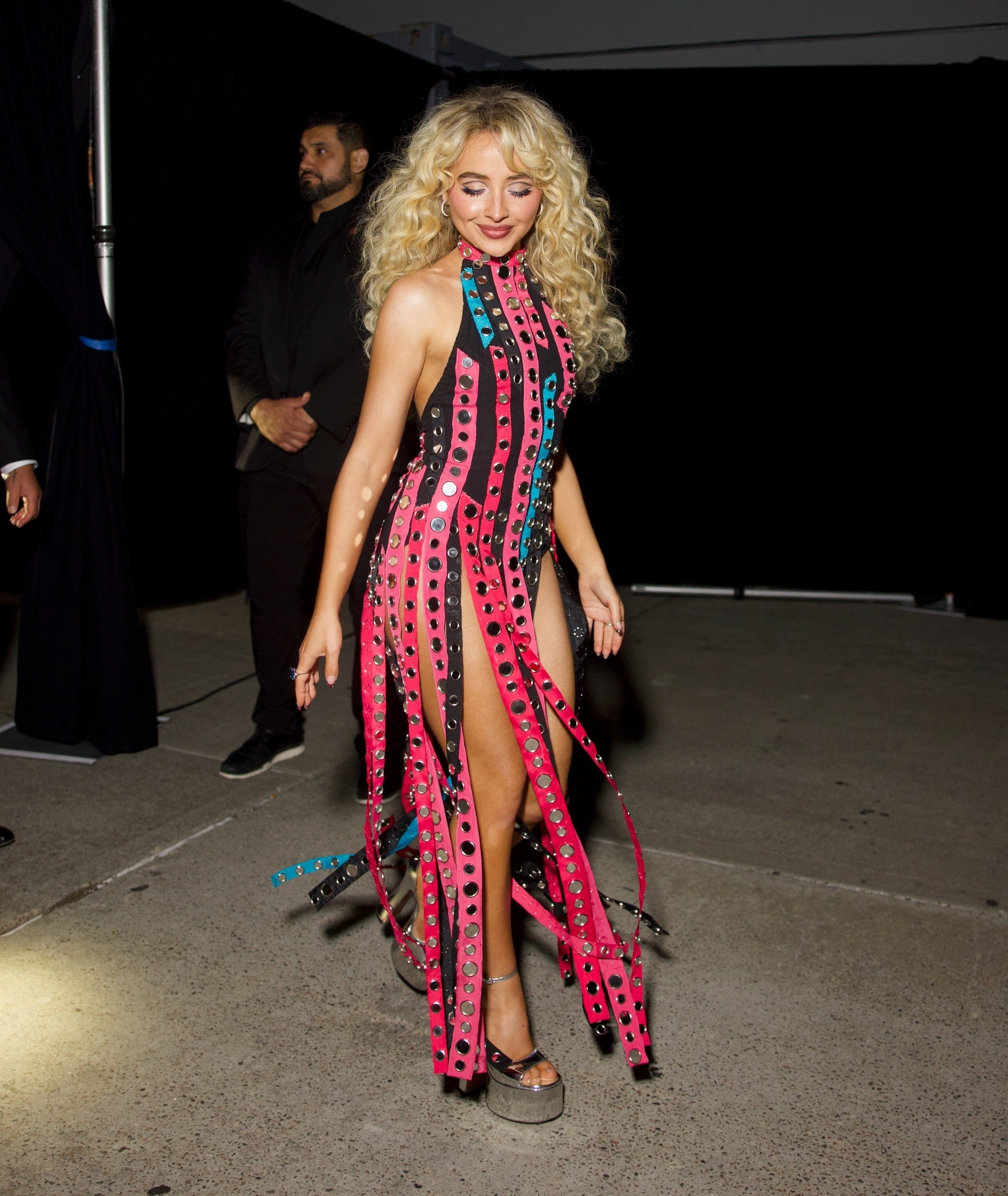 Sabrina Carpenter wears Cher’s 50-year-old Bob Mackie dress to VMAs ...