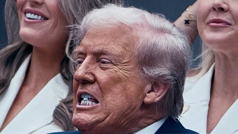 Titokzatos kék tablettát tett a szájába Donald Trump