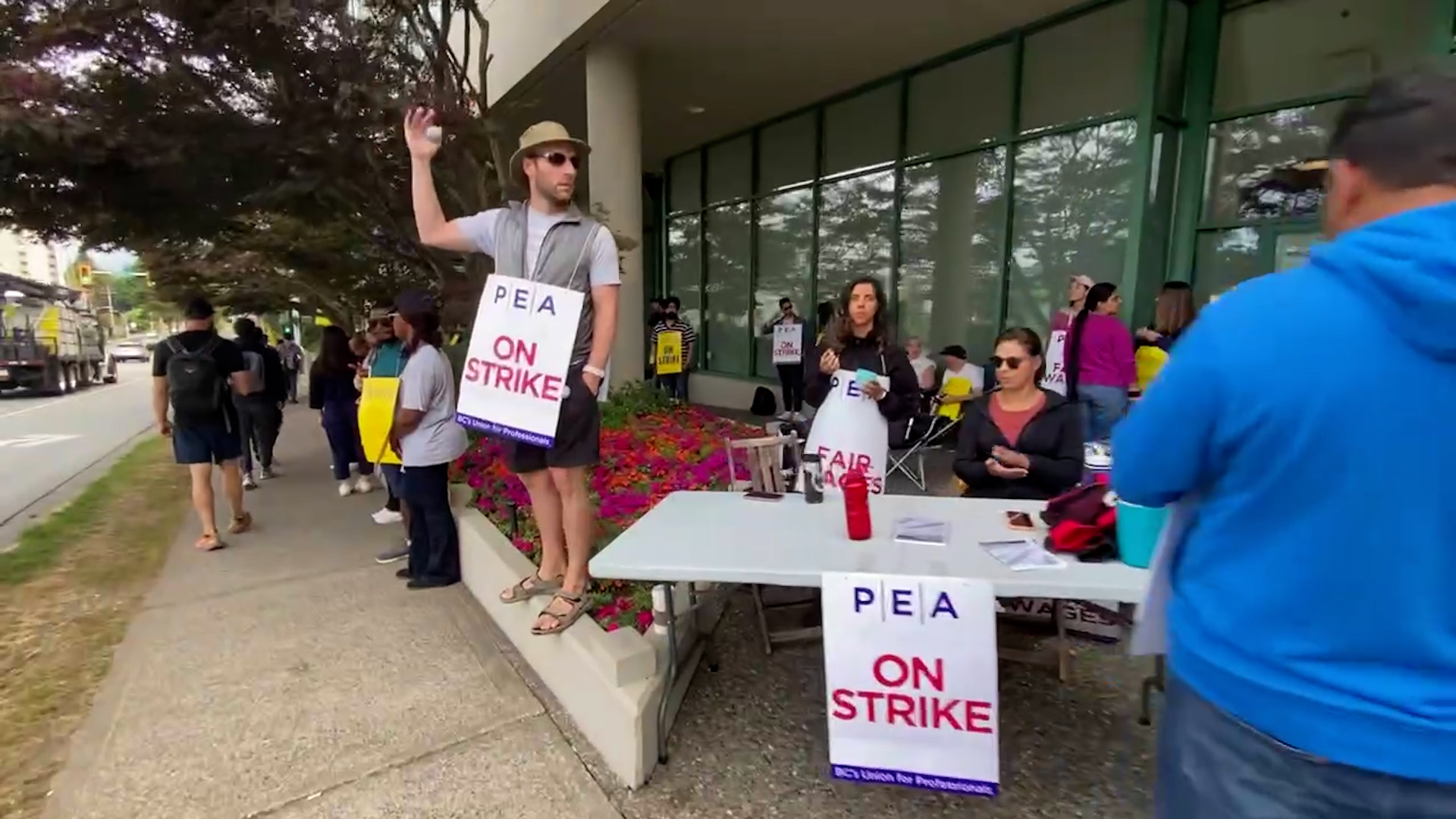 Striking B C Public Service Workers To Ramp Up Picketing Across Province