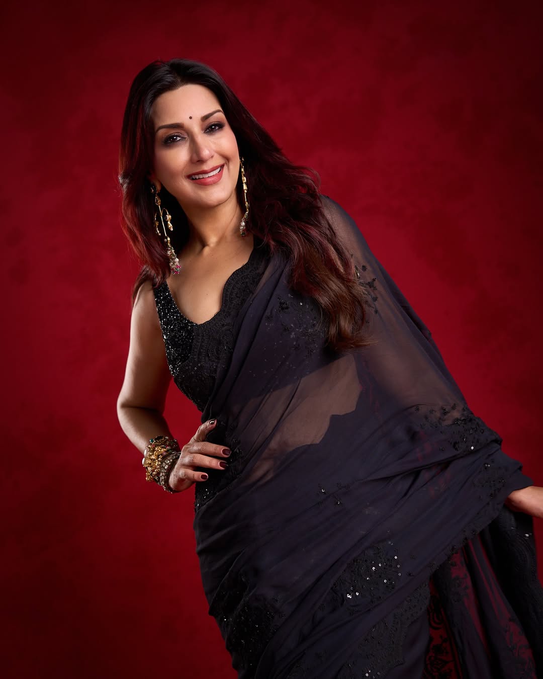 Grace Meets Glamour: Sonali Bendre’s Black Saree Look Wins Hearts; PICS