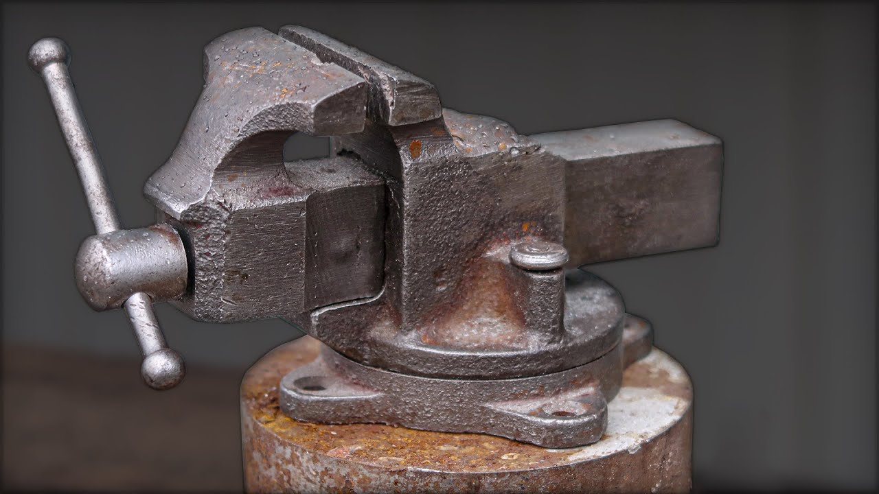 I restored a tiny cast iron vise!