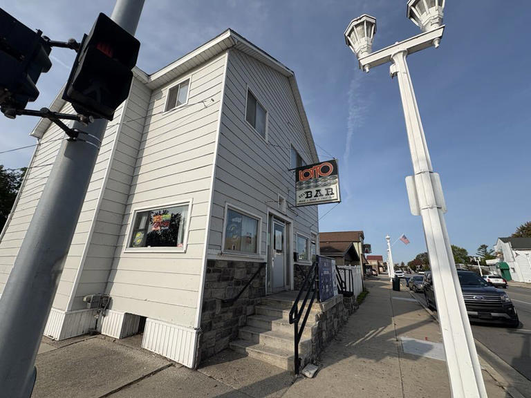 Armored ‘bounty hunter’ charged with waving gun at customers at Bay ...