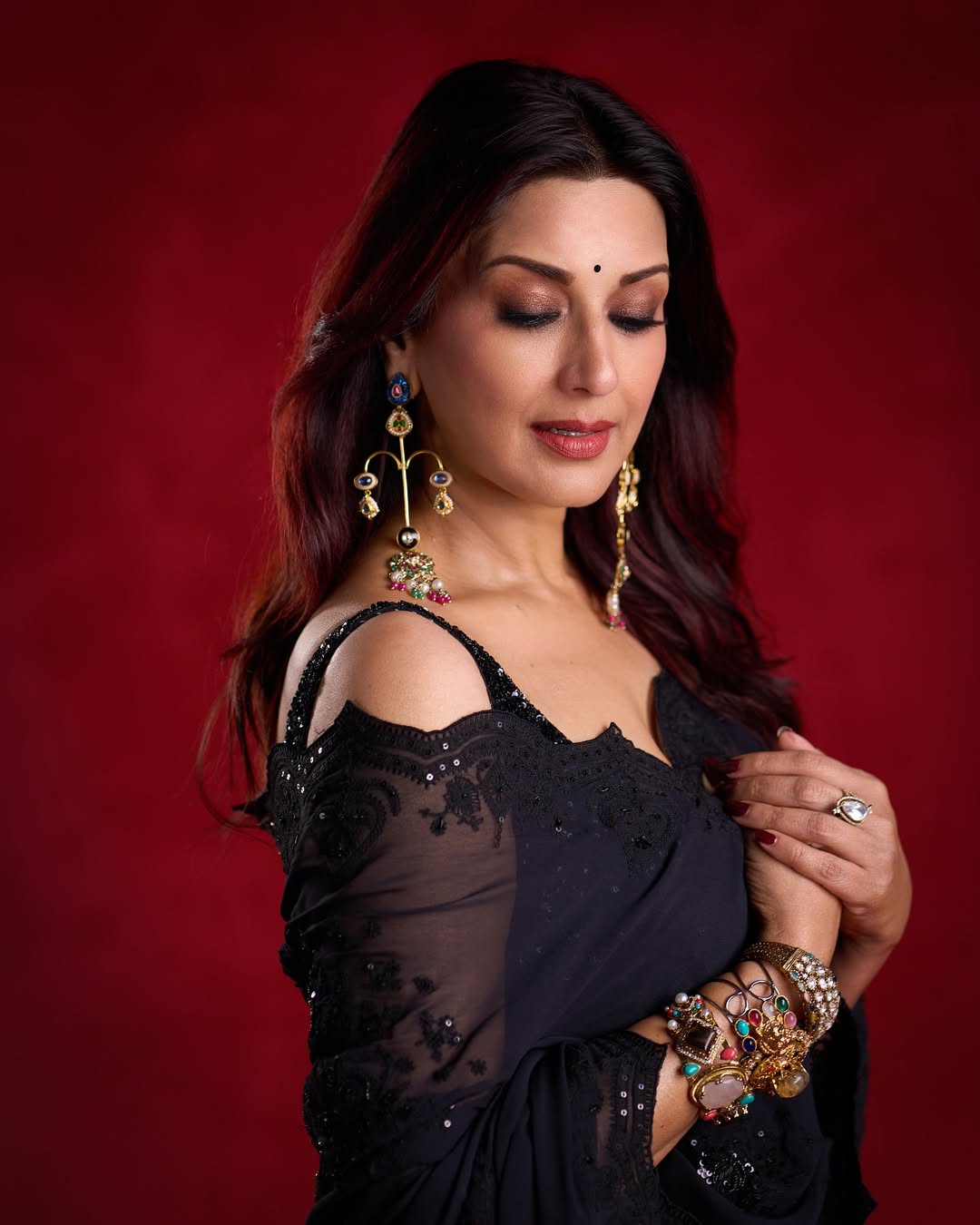 Grace Meets Glamour: Sonali Bendre’s Black Saree Look Wins Hearts; PICS