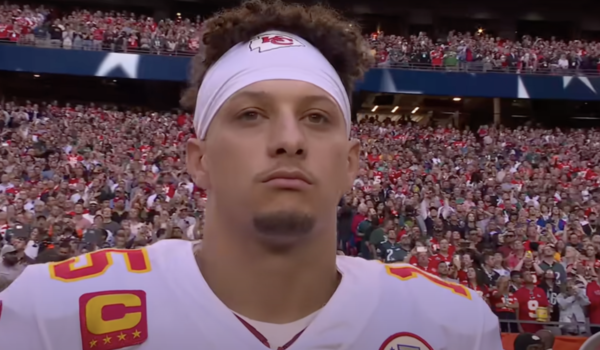 NFL Quarterback's 'Disrespectful' Behavior During National Anthem Goes ...