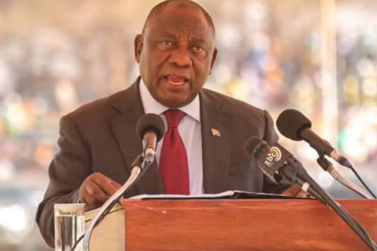 Ramaphosa spotted casually crossing street in Johannesburg – WATCH
