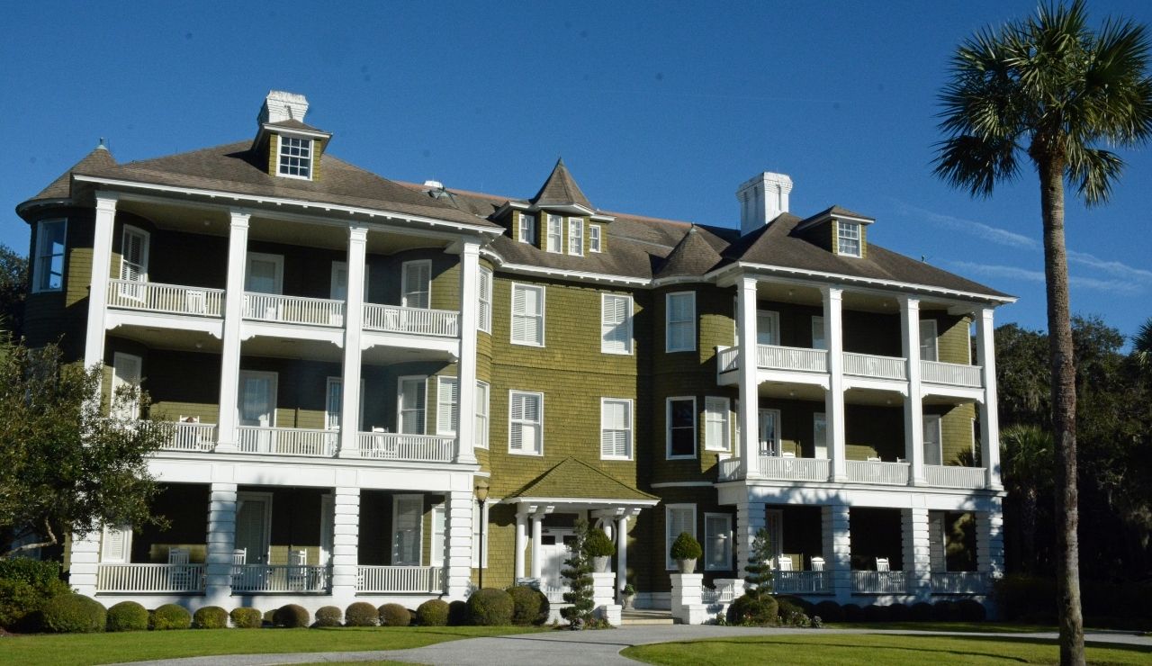 15 Historic Inns and Lodges With Stories to Tell