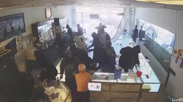 Moment 15 robbers storm California jewelry store after smashing car ...