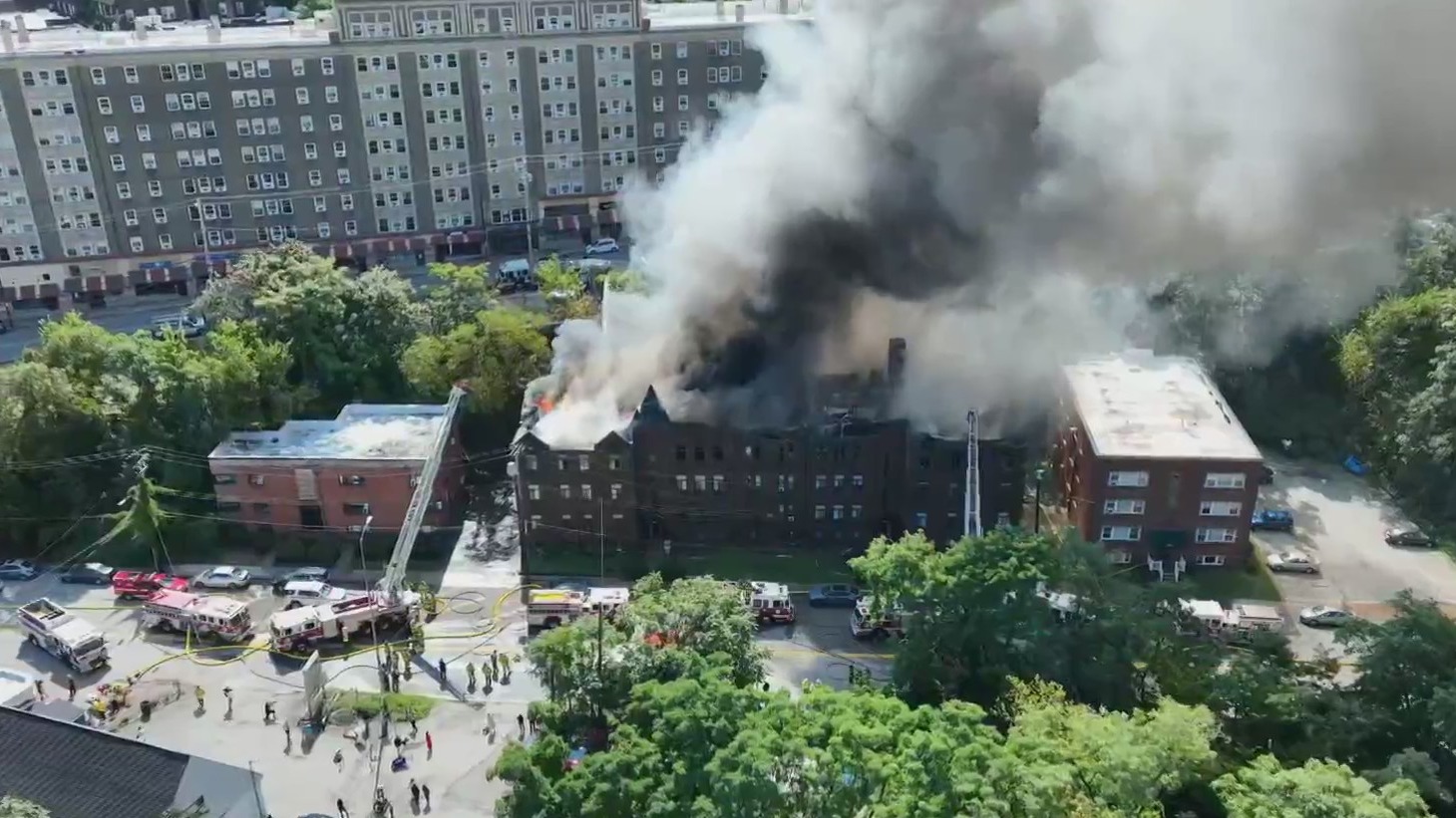 Firefighters continue to battle large apartment fire in Pittsburgh