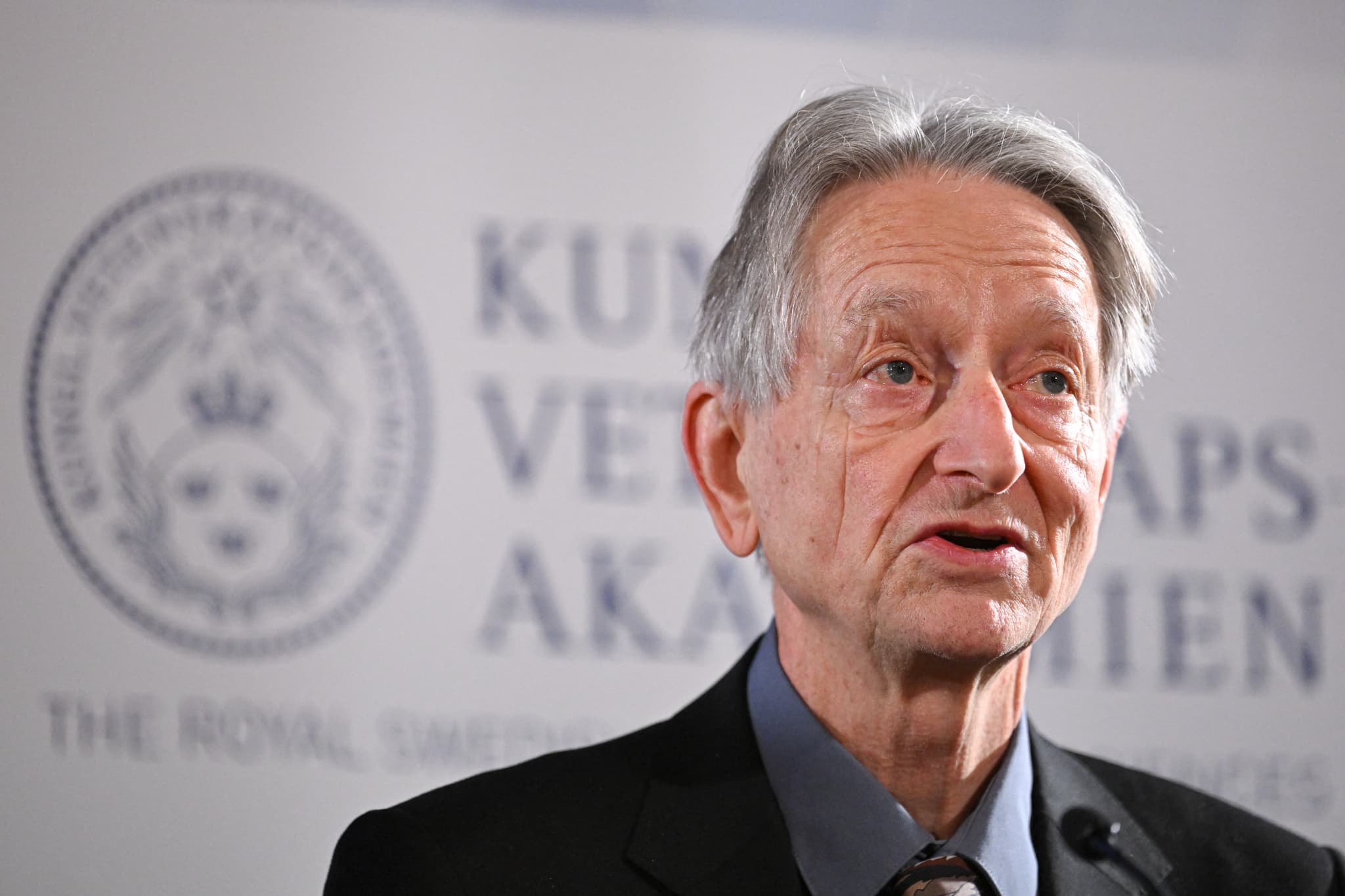 Geoffrey Hinton, "père de l'IA", prédit que l'IA enrichira les riches ...
