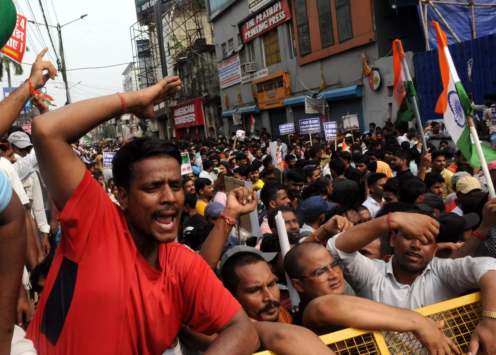 Teacher aspirants demanding vacancy hike baton-charged in Patna