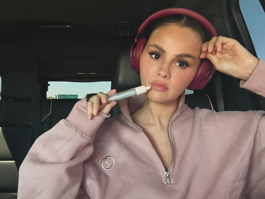 Η Selena Gomez είπε «αντίο» στο minimal mani επιλέγοντας ένα glam ...