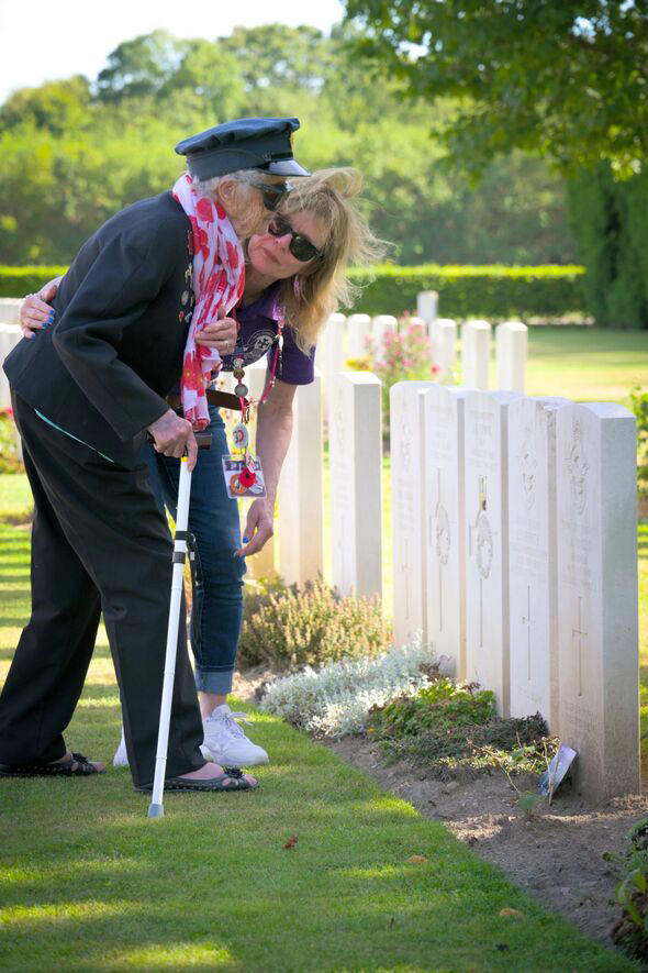 Emotional moment WW2 veteran, 102, visits grave of fiance 81 years ...